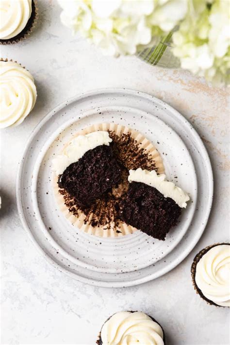 Easy Chocolate Cupcakes With Cream Cheese Frosting