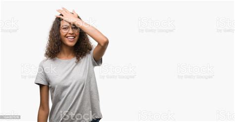 실수에 대 한 머리에 손으로 안경을 착용 하는 히스패닉 여자 놀라게 하는 아름 다운 영 기억 오류 깜 빡 나쁜 메모리 개념 라틴 아메리카 히스패닉 민족에 대한 스톡 사진 및