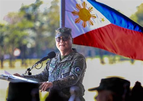 Army Chief Sends Off Retiring 4id Commander