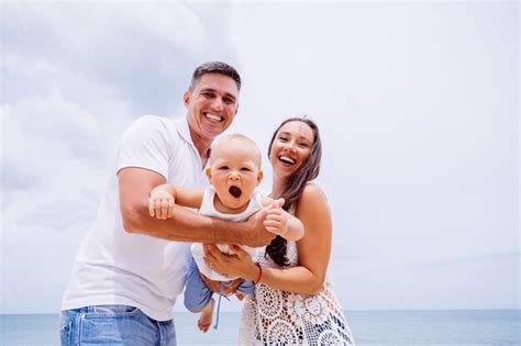 Счастливая семья в отпуске с маленьким мальчиком Бесплатно Фото