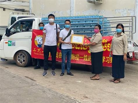 រដ្ឋបាលខេត្តព្រះសីហនុ ទទួលអំណោយទឹកបរិសុទ្ធ ១ ០០០កេស ពីសប្បុរសជន ក្រសួងព័ត៌មាន