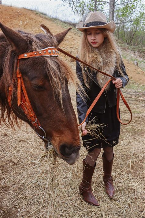 Девочка кормит лошадь