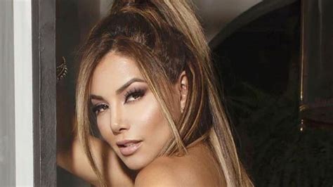 Como un ángel Aleida Núñez presume body emplumado que destaca sus curvas VIDEO El Heraldo