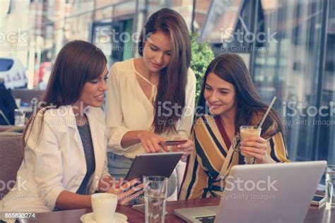 무릎 위쪽 및 디지털 태블릿을 사용 하 여 카페에서 대화를 나누는 세 젊은 여성 3 명에 대한 스톡 사진 및 기타 이미지 3 명 Mp3 플레이어 구매 Istock