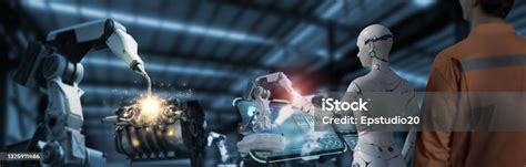 산업 40 엔지니어는 가상 현실 기술과 혼합된 증강을 사용하여 로봇이 작업하는 생산 공정을 모니터링하여 실시간으로 기계를 모니터링합니다 스마트 팩토리는 자동화 로봇 암을