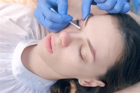 미용사는 속눈썹 라미네이션 리프팅 절차 후 눈 면 스틱을 닦아 2명에 대한 스톡 사진 및 기타 이미지 2명 30 34세 35 39세 Istock