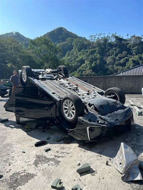 影師父嚇壞！嘉義佛寺車暴衝 撞斷花崗石護欄「墜樓」翻覆2傷 中天新聞網