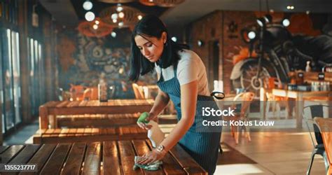 식당에서 일하는 동안 테이블을 소독하는 젊은 여성의 샷 레스토랑에 대한 스톡 사진 및 기타 이미지 레스토랑 청소하기 웨이트리스 Istock