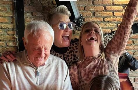 Се собраа за големата јубилејна 80 ка Ќерките Тијана и Тамара приредија свечена вечера за татка