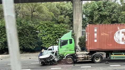 即／國一車禍！轎車自撞護欄遭拖板車追撞 駕駛命危 東森最即時最快速新聞