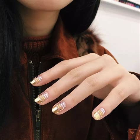 Модний манікюр як прикрасити нігті золотою фольгою фото Телеграф