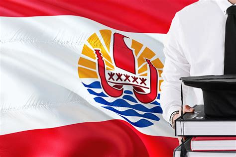 성공적인 학생 교육 개념입니다 프랑스 폴리네시아 국기 배경에 책과 졸업 모자를 들고 교사 교육 관련 직업에 대한 스톡 사진 및 기타 이미지 교사 교육 관련 직업 교육