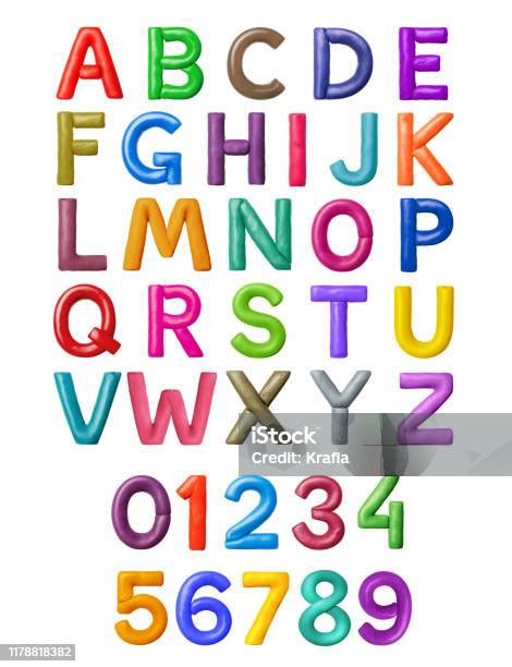 흰색 배경에 고립 된 컬러 플라스틱으로 만든 라틴어 알파벳과 숫자 어린이 놀이용 점토에 대한 스톡 사진 및 기타 이미지 어린이 놀이용 점토 컴퓨터 글자 알파벳