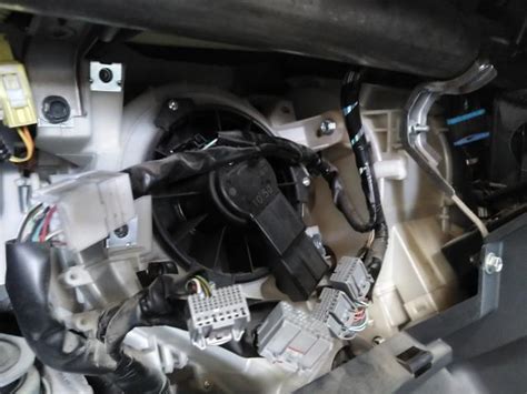 ダイハツ ハイゼットカーゴ エアコンの風内気循環だと音だけ大きく風出ない、外気循環だと出るが冷えが弱い、ブロアーモーター裏側のフィルター
