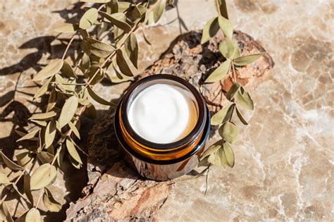 유리 병에 콜라겐 크림을 닫고 베이지 색 배경에 건조한 Eyqalyptus를 닫습니다 피부 및 바디 케어 뷰티 제품 모형 0명에 대한 스톡 사진 및 기타 이미지 Istock