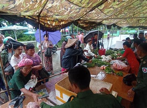 ရခိုင်ပြည်နယ်၊ စစ်တွေမြို့ရှိ မုန်တိုင်းဒဏ်သင့်ပြည်သူများအား စားသောက်ကုန်ပစ္စည်းများနှင့