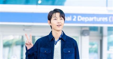 [사진]송중기 귀엽게 브이