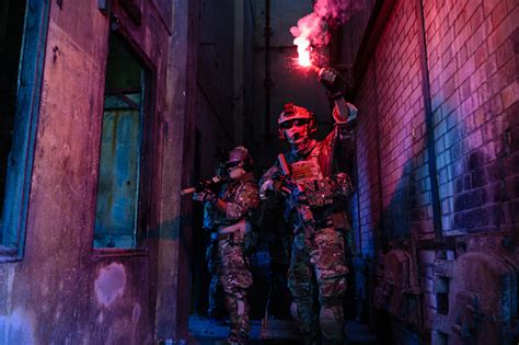 군사 작전 중 적을 공격하는 군인의 전문가 팀 보호 전투복을 입은 육군 군인 세계 대전 현장에서 소총을 든 군인 공원 순찰대원에 대한 스톡 사진 및 기타 이미지 Istock