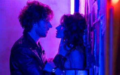 Papo quente e prática Veja cinco séries que discutem sexo e abusam de cenas sensuais Notícias