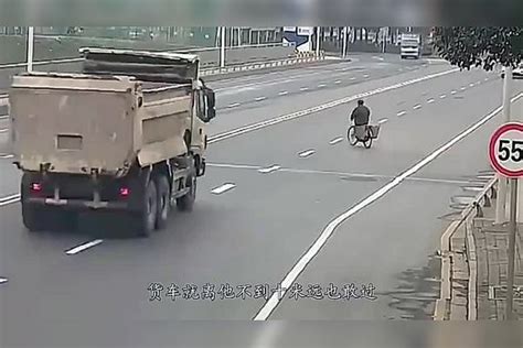男子骑车横穿马路，货车开到脸上还不停下，监控回放其生前作死6秒监控货车男子