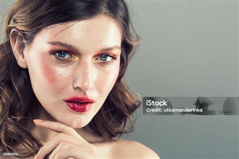 화려한 메이크업 여자 얼굴 아름 다운 갈색 머리 여름 메이크업 뷰티 패션 여자 모델 핑크 입술 가루로 빻은에 대한 스톡 사진 및 기타 이미지 Istock