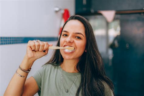 실내 개인 관리 개인 위생 거울 건강 건강한 생활 구강 치료 긴 머리 깨끗한 녹색 셔츠 라이프스타일 루틴 미소 아침 욕실 욕실 세팅 웰빙