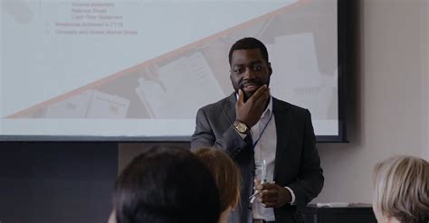 간부 강당 강의 공동 작업 공식적인 옷차림 교육적인 기술 기업 네트워킹 노트북 다양한 대중 연설 리더십 말하고 있는 비즈니스 미팅 비즈니스 캐주얼