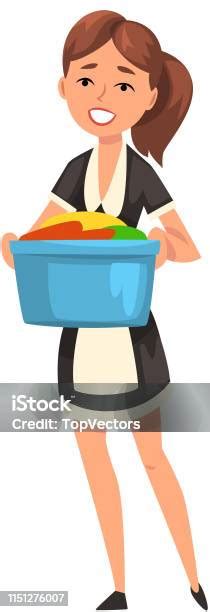 웃는 메이드와 함께 세 면 대를 들고 깨끗 한 리넨 하 녀 캐릭터 착용 클래식 유니폼 블랙 드레스와 화이트 앞치마 청소 서비스 벡터 일러스트 레이 션 검은색에 대한 스톡