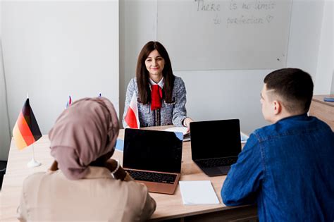 다민족 학생들과 교사는 수업에서 함께 외국어를 공부한다 노트북으로 스터딩 흑인 잘 생긴 소녀 학생 연구 와 백인 함께 함께