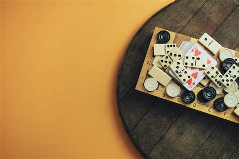 오래된 나무 테이블 오렌지 배경에 카드 도미노 카드 놀이 다양한 보드 게임 체스 보드 경쟁에 대한 스톡 사진 및 기타 이미지 Istock