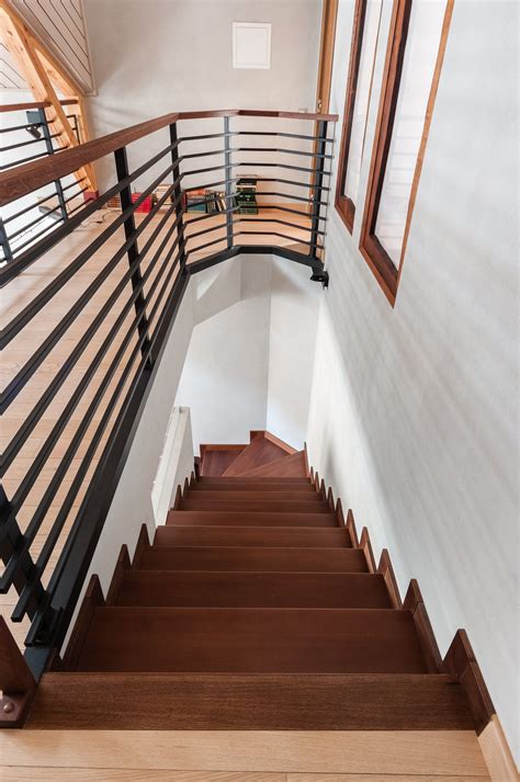 Облицовка бетонной лестницы массивом дерева Staircase Design Home