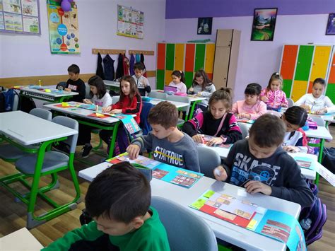 Третокласници изработиха лапбук по повод Деня на народните будители Второ СУ Проф Никола