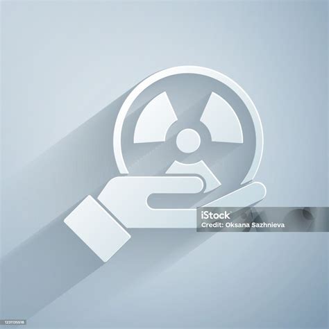 종이 는 회색 배경에 고립 된 손 아이콘에 방사성 잘라 방사성 독성 기호입니다 방사선 위험 기호 종이 아트 스타일입니다 벡터 3차원 형태에 대한 스톡 벡터 아트 및 기타