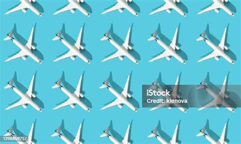 파란색 배경에 여객기로 만든 창조적 인 구성 여름 여행 또는 휴가 패턴 각도에 대한 스톡 사진 및 기타 이미지 각도 개념