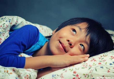 عکس پسر بچه کارتونی در حال درس خواندن