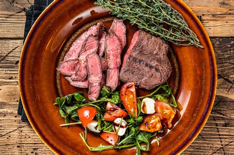 Bbq 구운 굴 탑 블레이드 또는 플랫 철 로스트 쇠고기 고기 스테이크샐러드접시에 얹어 나무 배경 맨 위 보기 스테이크에 대한 스톡 사진 및 기타 이미지 Istock