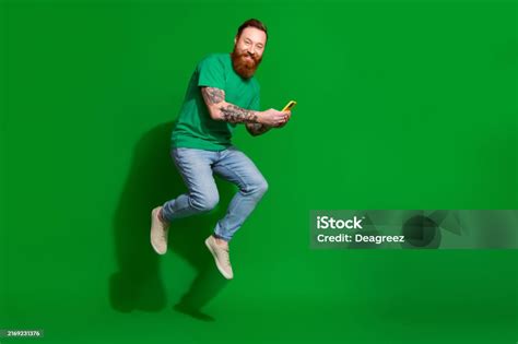 흥분 된 활기찬 사람 점프 스마트 폰의 전체 크기 프로필 초상화는 녹색 배경에 고립 된 빈 공간을 사용합니다 35 39세에 대한 스톡 사진 및 기타 이미지 Istock