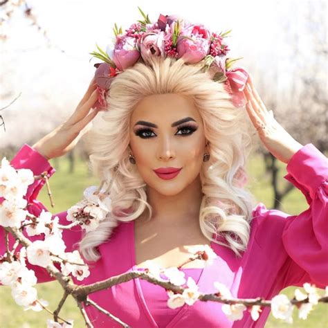 Lili Hover Official Lilihoverofficial • Instagram Photos And Videos