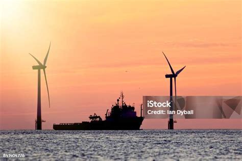 지속 가능한 자원입니다 열 대 해돋이 또는 일몰에 선박 실루엣과 바람 농장 태양 및 풍력 에너지와 식품 공급 표현입니다 바다에 대한 스톡 사진 및 기타 이미지 Istock