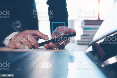 스마트폰 타이핑을 사용하는 사업가 채팅 상자 아이콘에서 집에서 일하는 채팅 대화가 나타납니다 소셜 미디어 만들기 기술 개념입니다 Brand Name Online