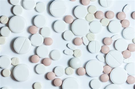 알 약의 힙 제약 의학 정제 및 흰색 배경에 캡슐 치료용 의약품 건강 관리 개념 카피 스페이스가 있는 톱 뷰용 약물 처방 0명에 대한 스톡 사진 및 기타 이미지 Istock