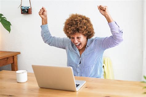 컴퓨터 노트북을 보고 승리를 축하하는 흥분 아프리카 노인 여성 50 59세에 대한 스톡 사진 및 기타 이미지 50 59세 긍정적인 감정 표현 기업가 Istock