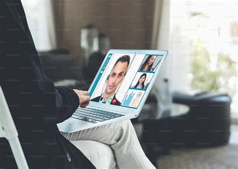 가상 작업 공간 또는 원격 사무실에서 만나는 화상 통화 사업가 스마트 비디오 기술을 사용하여 전문 기업 비즈니스의 동료와 소통하는 원격 근무 전화 회의 사진