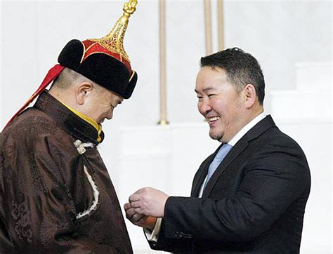 Хөдөлмөрийн баатар Ардын жүжигчин цол хүртээлээ