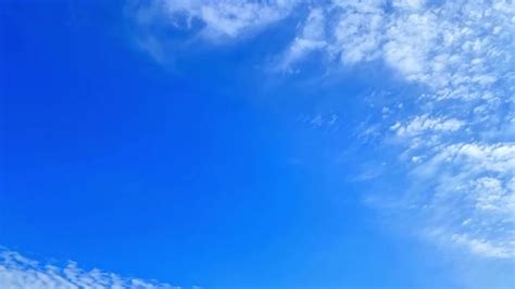 青空に流れる雲のタイムラプスの動画無料の動画素材サイト動画AC