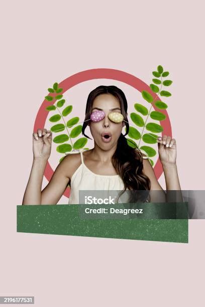 수직 이미지 콜라주 배너 놀란 기쁜 소녀 재미 개최 달콤한 초코 달걀 축제 이벤트 부활절 날 고립 크리 에이 티브 배경에 20 24세에 대한 스톡 사진 및 기타 이미지