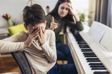 Broer En Zus Spelen Elektrische Piano Thuis De Zus Helpt Haar Jongere Broer Om Piano Te Spelen