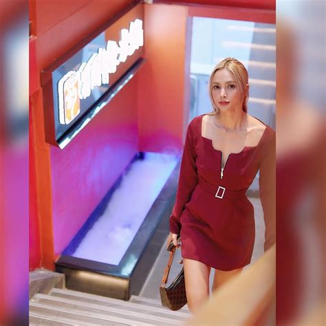 ผู้หญิง เสื้อผ้าแฟชั่น ทรงผม แต่งตัว