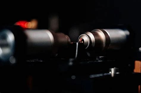 量子纠缠的里程碑：第一个可编程光学量子存储器 光子盒研究院出品2022届 诺贝尔 物理学家颁给了量子纠缠：尽管有时相隔数千公里，但微小的粒子却相互关联；爱因斯坦称这一 雪球