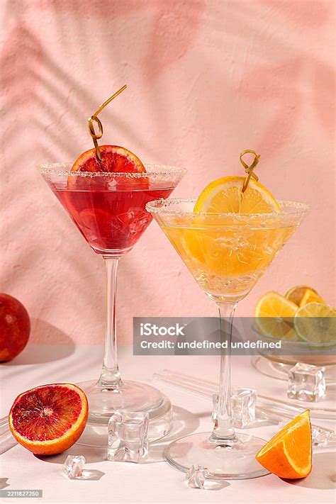레몬과 블러드 오렌지 얼음 조각 럼주 데킬라를 곁들인 마가리타 칵테일 여름 파티와 휴가 컨셉입니다 알코올 음료와 열대 과일이있는 배너 바 또는 카페 메뉴 여름에 대한 스톡